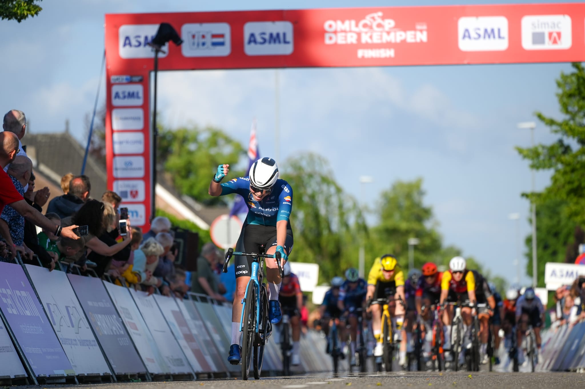 April Tracy verrast sprinters en wint Simac Omloop der Kempen Ladies ...
